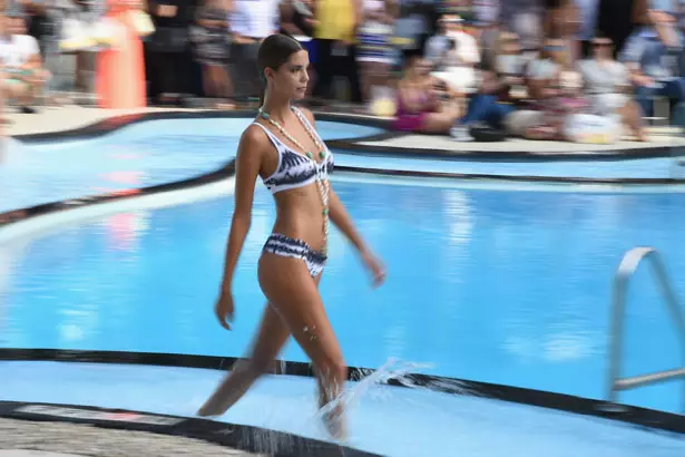 Una modelo camina por la pasarela durante Poko Pano Por Paola Robba 2015