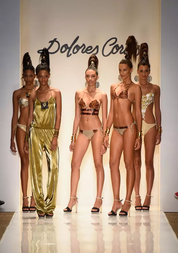Modelky kráčajú po dráhe počas prehliadky Dolores Cortes s TRESemme 2015