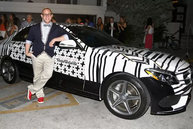 El dissenyador Red Carter posa amb un Mercedes-Benz C-Class 2015 amb un disseny exclusiu de Red Carter que s'exhibeix a la festa d'obertura que celebra els 10 anys durant la Mercedes-Benz Fashion Week Swim 2015 a The Raleigh.