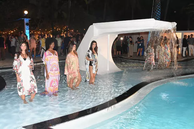 דוגמניות במסיבת הפתיחה שחוגגות 10 שנים במהלך שבוע האופנה של מרצדס בנץ לשחות 2015 בראלי