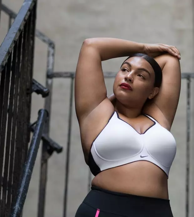 身材曲線優美的模特 Paloma Elsesser 身著 Nike 最新款運動文胸。