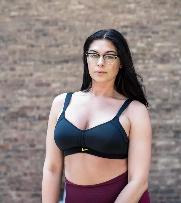 瑜伽教練 Claire Fountain 採用 Nike Pro 文胸系列的款式。