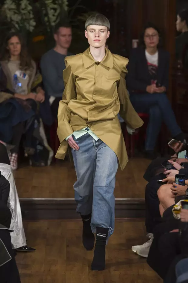 Naka-frayed denim jeans sa Vetements Spring 2016 runway.