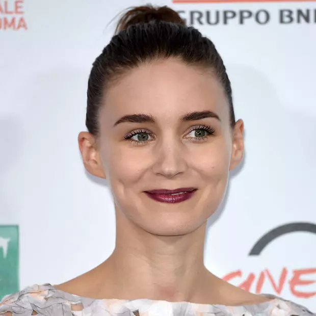 Yuav Ua Li Cas Hnav Ntshav Lipstick Zoo li Rooney Mara