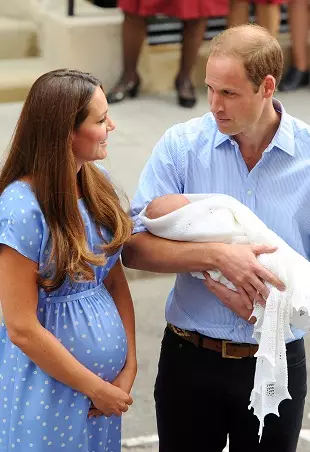Kate Middleton viste a Jenny Packham para lucir el bebé real por primera vez