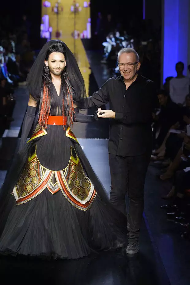 Conchita Wurst kết thúc buổi trình diễn thời trang cao cấp mùa thu 2014 của Jean Paul Gaultier