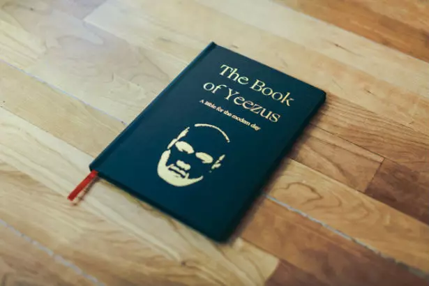 Enfin, le livre de Yeezus, une bible que les fans de Kanye West peuvent avoir derrière