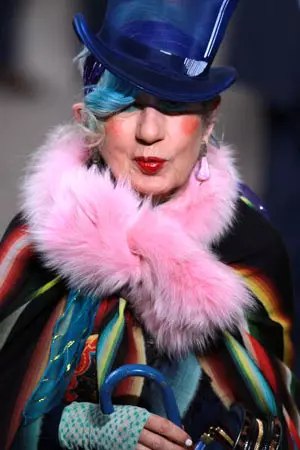 Anna Piaggi dalyvauja Missoni Milan Fashion Week Womenswear S/S 2011 parodoje 2010 m. rugsėjo 26 d. Milane, Italijoje