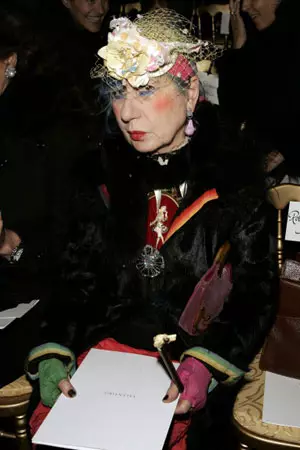 Anna Piaggi med pariškim tednom mode - Haute Couture pomlad/poletje 2005 - Valentino - prva vrsta v Parizu, Francija