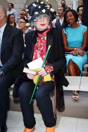 Anna Piaggi 20 iyun 2011-ci ildə İtaliyanın Milan şəhərində Versace moda nümayişində iştirak edir.