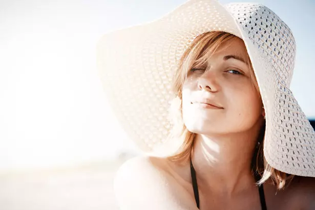 सूर्य संरक्षण: व्हिटॅमिन सी सीरम + सनस्क्रीनचे फायदे