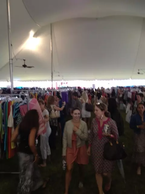 Donna Karan dan Kelly Ripa menganjurkan Jualan Garaj Super Sabtu di Hamptons 119360_6