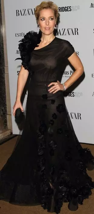 Gillian Anderson ໃນຊຸດກະໂປ່ງສີດຳ Nicholas Oakwell Couture