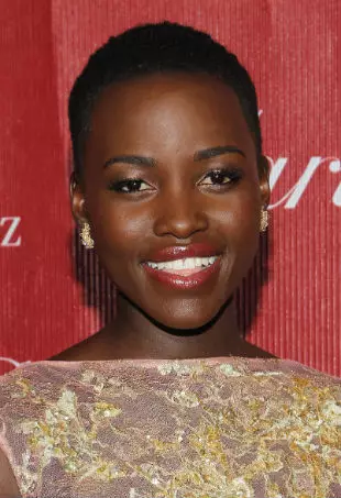 Si toos ah ugu billow sanadkaaga cusub muuqaalka dhalaalaya ee Lupita Nyong-o