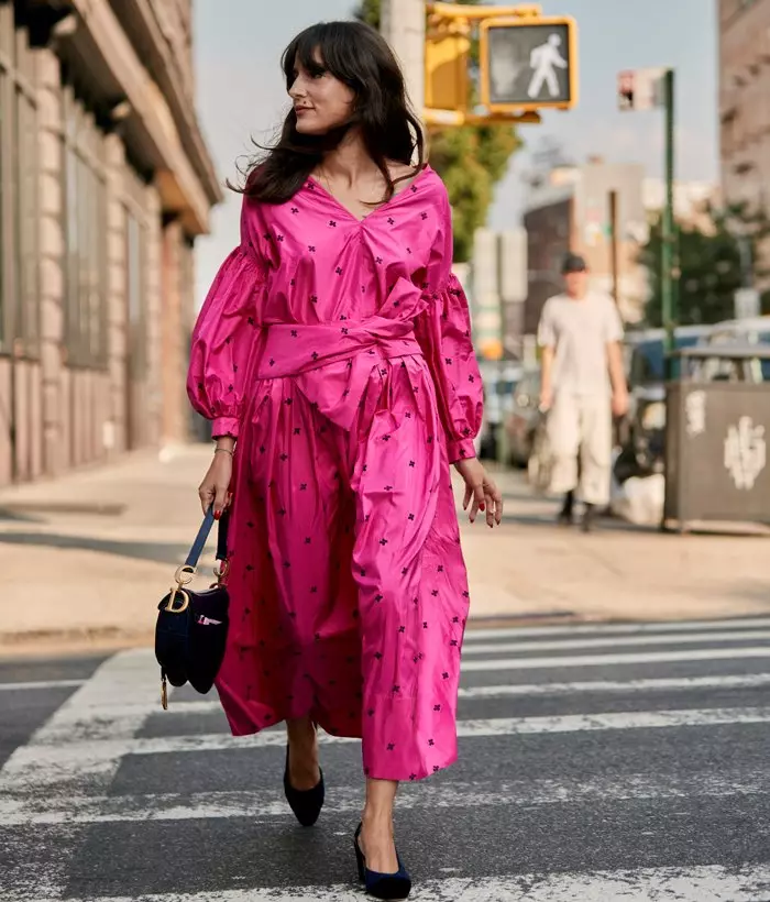 Tendência da moda dos anos 80: vestido rosa estilo de rua