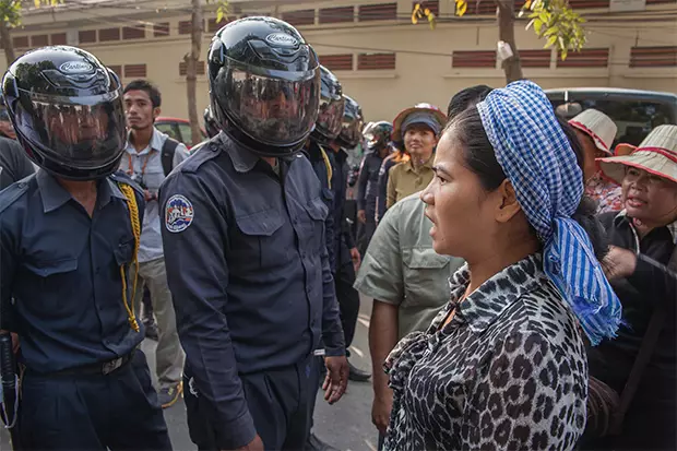 Hier is wat jy moet weet oor Kambodja se gewelddadige klerebedryf-protes