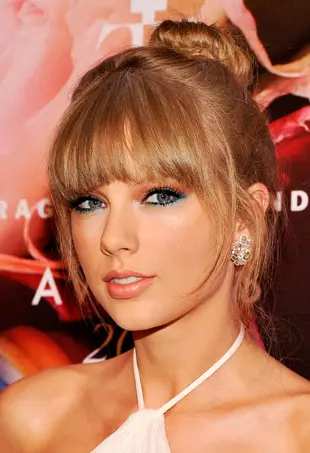 Luminează-ți aspectul de vară cu machiajul electric pentru ochi de la Taylor Swift