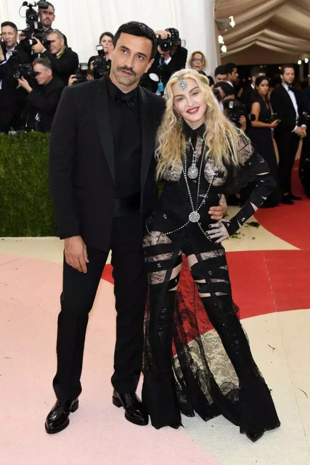 Madonna ug Riccardo Tisci sa 2016 Met Gala.
