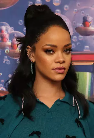 Rambut Lembut dan Solek Rihanna di Tayangan Perdana NYC 'Home'
