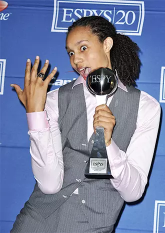 Brittney Griner ka ọ bụrụ uwe ejiji nwoke maka Nike