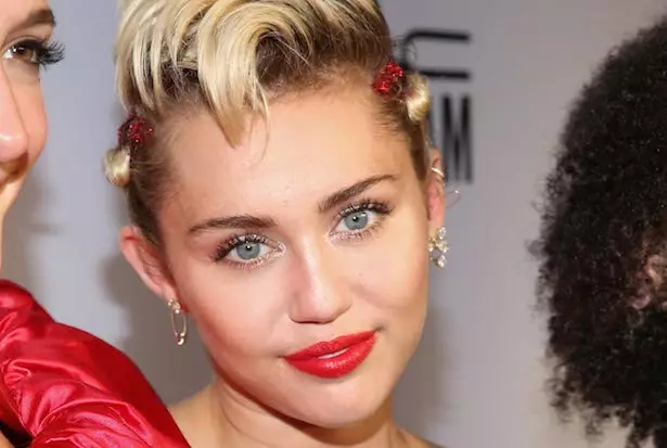 Gipangutana ni Miley Cyrus ngano nga si Taylor Swift giisip nga usa ka Role Model