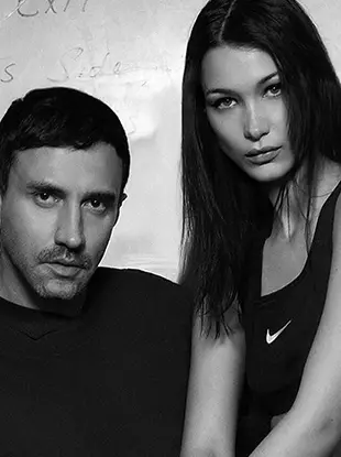 Bella Hadid ulet gjysmë e zhveshur në prehrin e Riccardo Tisci për Nike