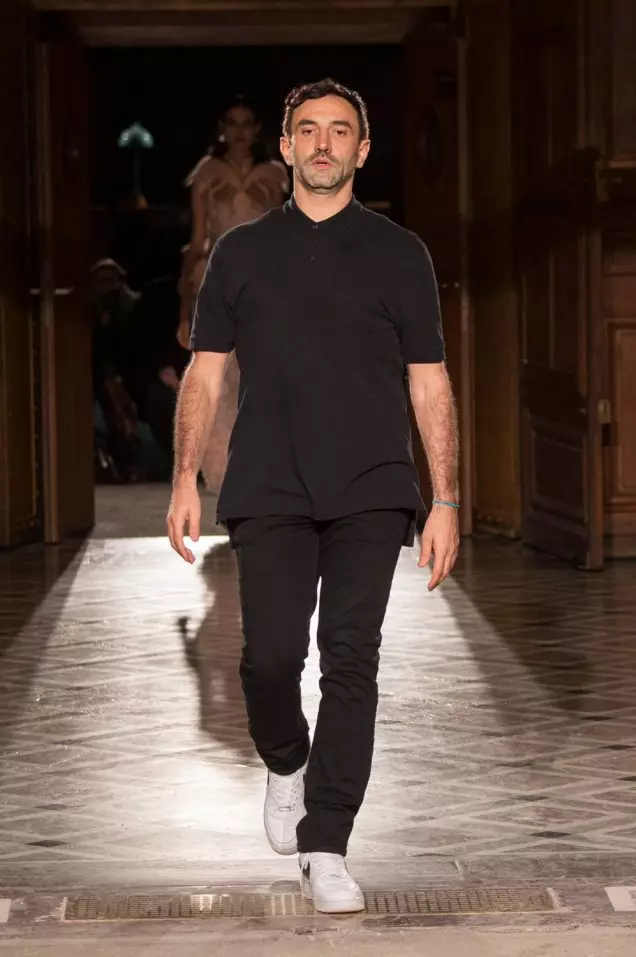 Rikkardo Tisci iň soňky “Givenchy” uçuş-gonuş zolagyndan ýöräp barýar.