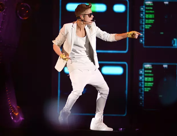 Den Justin Bieber trëfft live am Concert wärend hien Drop Crotch Hosen droen