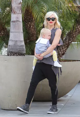 Gwen Stefani düşük kasık pantolon giyiyor