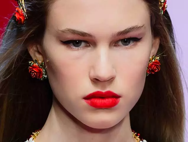 Lilledega kõrvarõngad Dolce & Gabbana Spring 2018 rajal