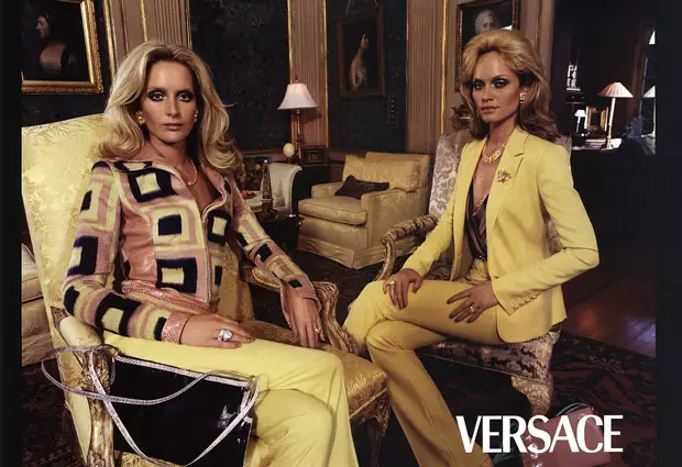 Versace Fall 2000 : Amber Valletta & Georgina Grenville oleh Steven Meisel