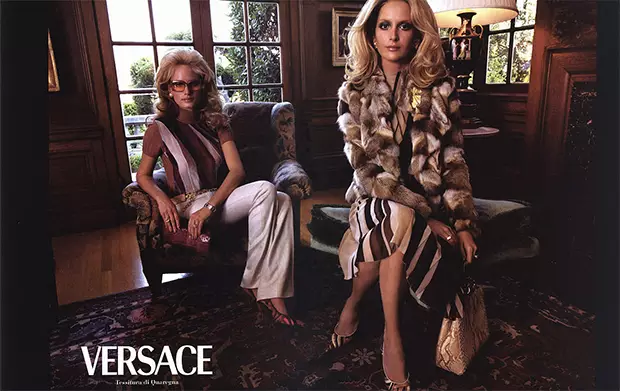 Versace Fall 2000 : Steven Meisel မှ Amber Valletta & Georgina Grenville