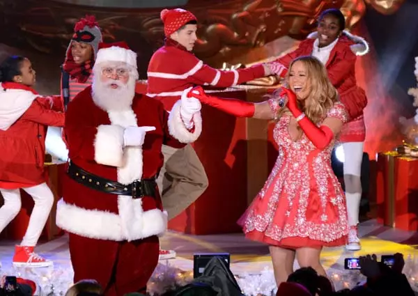 Mariah Carey atneša Kalėdų nuotaiką Kanados etiketėje „Pavoni“. 150729_3