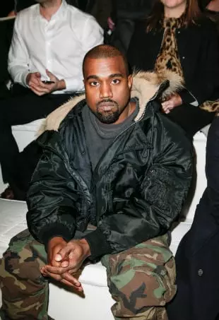 Kanye West chere $5000 Sweaters bụ ihe ọchị