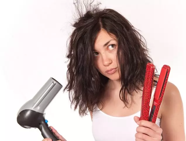 wanita menggayakan rambutnya pada waktu pagi
