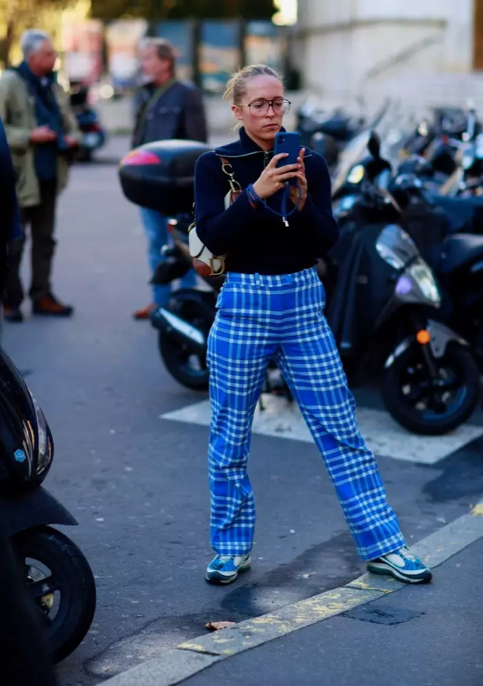 Street Style: Parížsky týždeň módy na jar 2022 157_77