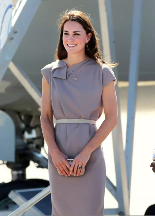 Kate Middleton nan yon rad gri