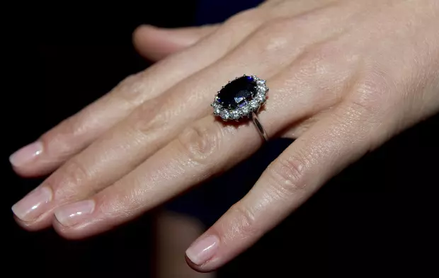 posnetek zaročnega prstana Kate Middleton od blizu