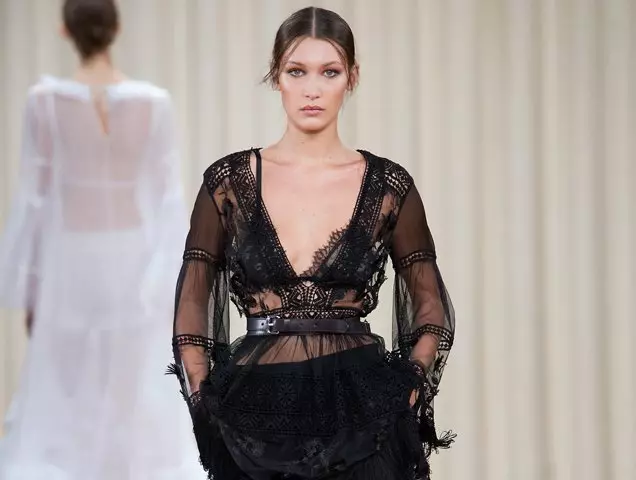 E fa'afefea ona fai se taulima na ofuina e Bella Hadid i le Alberta Ferretti Runway