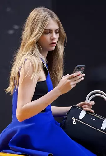 Model Cara Delevingne fir DKNY