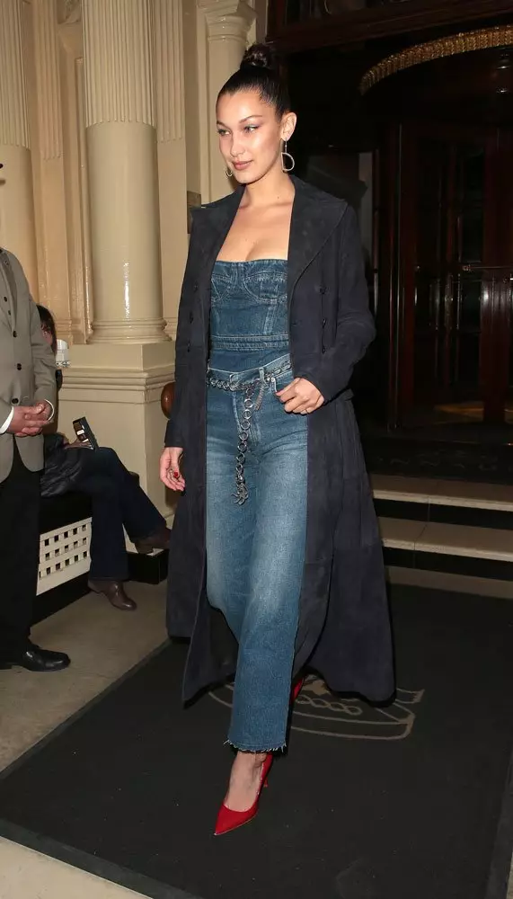 Bella Hadid di Nîsana 2017-an de di kemberek zincîra denim û O-ringê ya Dior de.