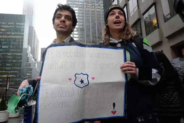 Люди выставляют плакат возле штаб-квартиры Национальной футбольной лиги (НФЛ) в Нью-Йорке 16 февраля 2016 года в знак протеста против выступления американской певицы Бейонсес на 50-м Суперкубке.