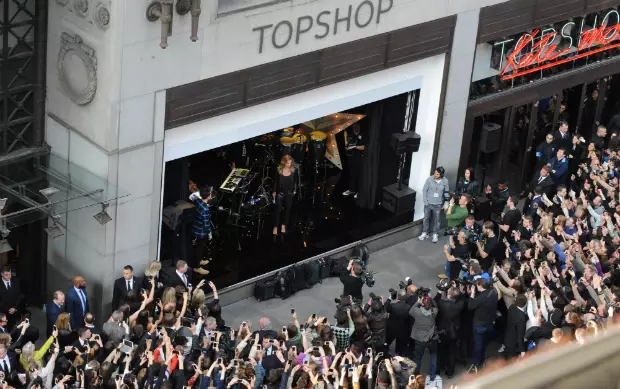 Kate Moss tervehtii yleisöä Topshopin lippulaivaliikkeen edessä Oxford Streetillä