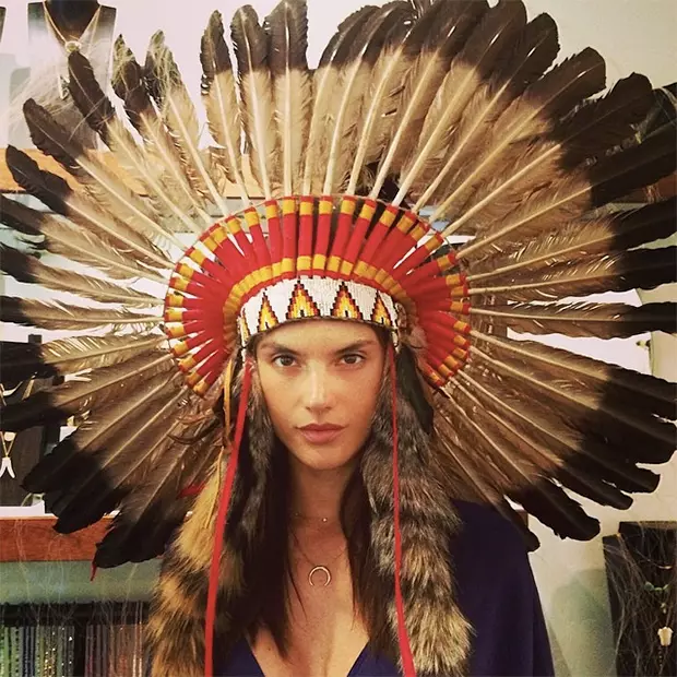Alessandra Ambrosio bir Kızılderili başlığı takıyor