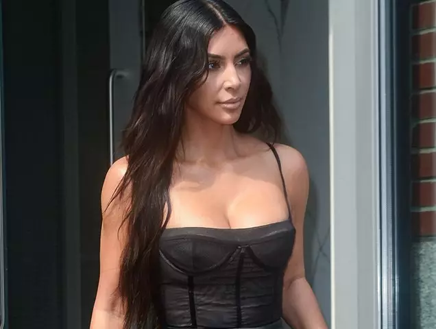 Kim Kardashian ඇගේ KKW රූපලාවණ්‍ය ප්‍රවර්ධනවල 'කළු මුහුණ' පැළඳීම නිසා ඇදගෙන ගියේය