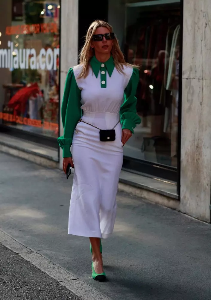 Уличен стил: Модна недела во Милано, пролет 2022 година 172_95