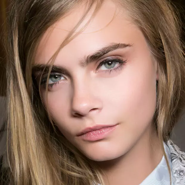 U-Cara Delevigne wadubula eduze ukuze agcizelele ama-brows akhe