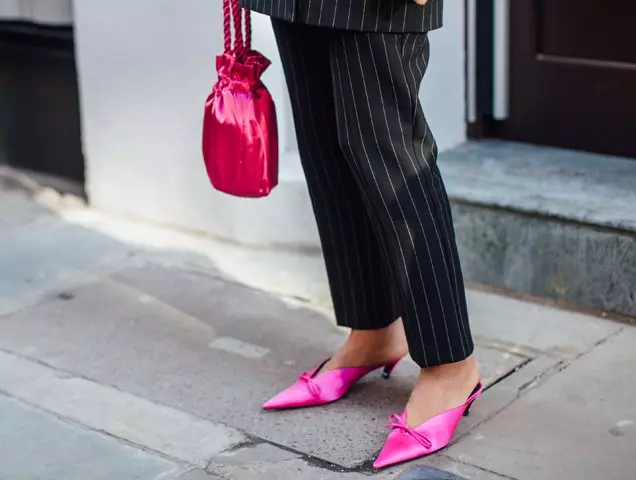 V-lõikelised kingad, nagu on nähtud 2018. aasta sügisestel Londonis