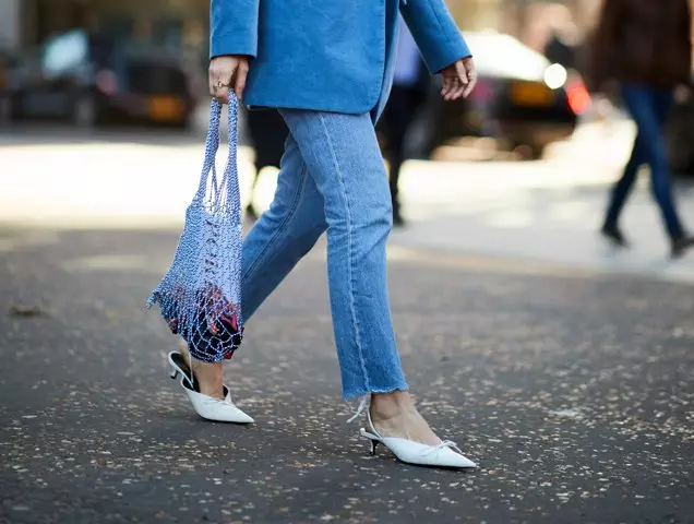 chaussures blanches coupées en V à l'extérieur des défilés de l'automne 2018 à Londres