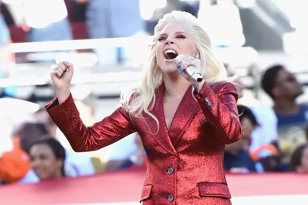 Lady Gaga elénekli a Himnuszt a Super Bowl 50-en a Levi's Stadionban 2016. február 7-én.